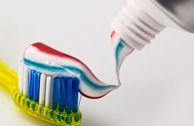 Why doesn't the color of color strip toothpaste mix? Brush your teeth ...
