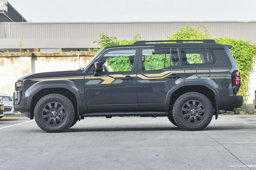 This is the hardcore off-road, equipped with 2.4T oil-electric hybrid ...