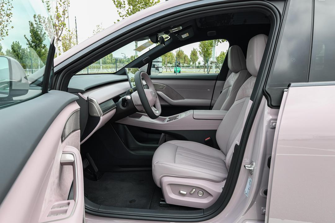 It's only over 140,000 yuan, and it's equipped with three large screens ...