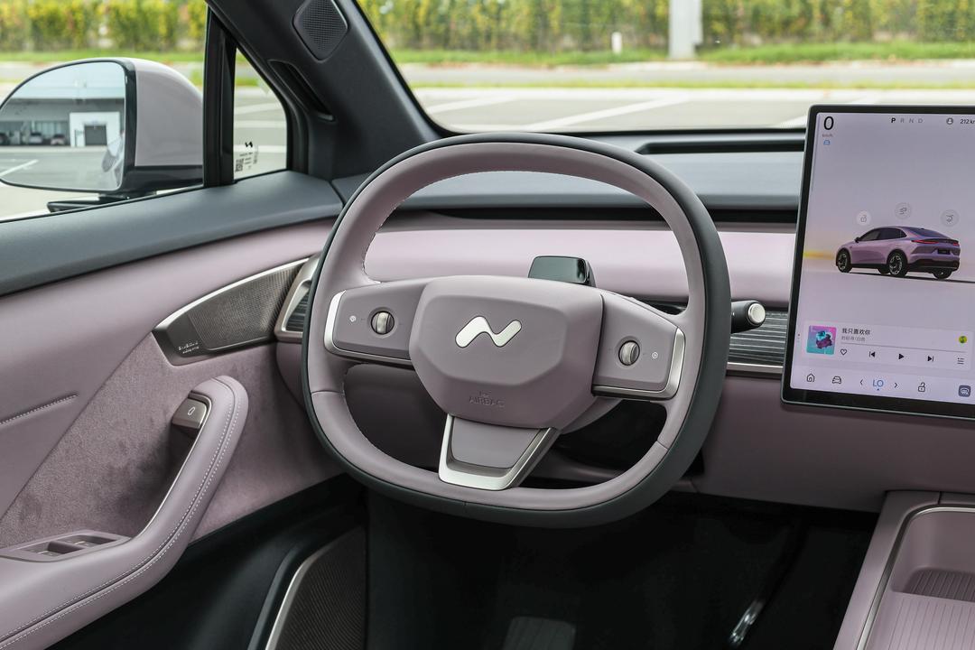 It's only over 140,000 yuan, and it's equipped with three large screens ...