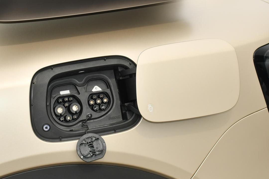 Mercedes-Benz luxury genes, tough square box appearance + three screens ...