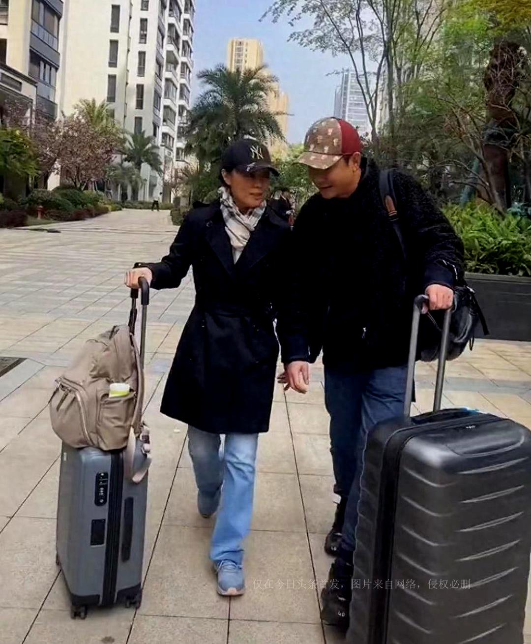 61-year-old Wu Qiong took her handsome husband back to his hometown to worship his ancestors ...