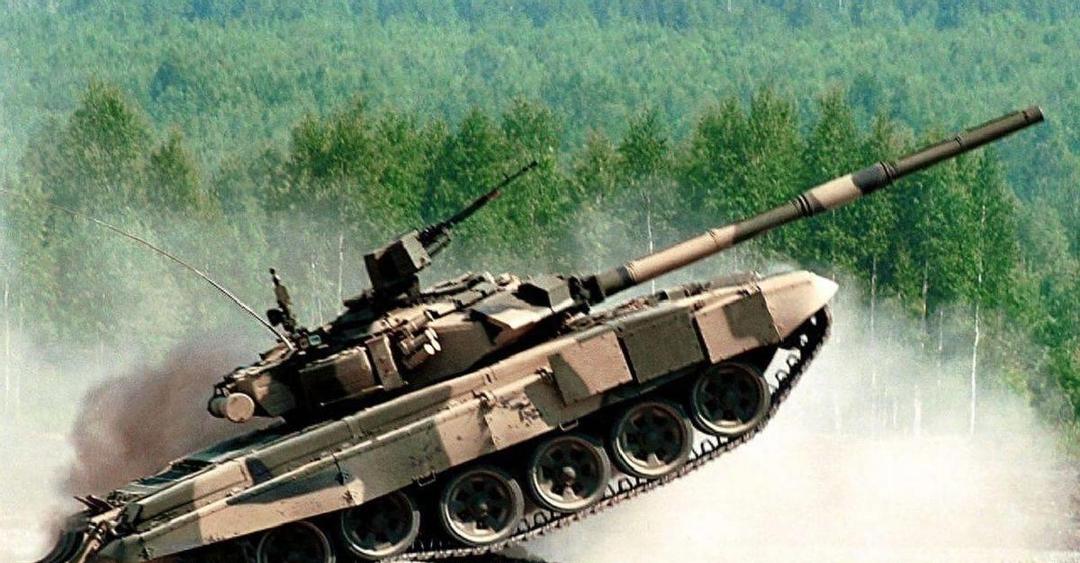 Invincible tank! Russian T80 makes a domineering appearance! - iMedia