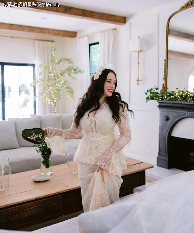 Broke Sister Max actor gets married! Wear a white lace dress with a ...