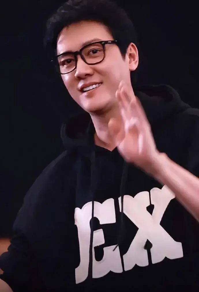 45-year-old Feng Shaofeng recently appeared at a road show in Shanghai ...