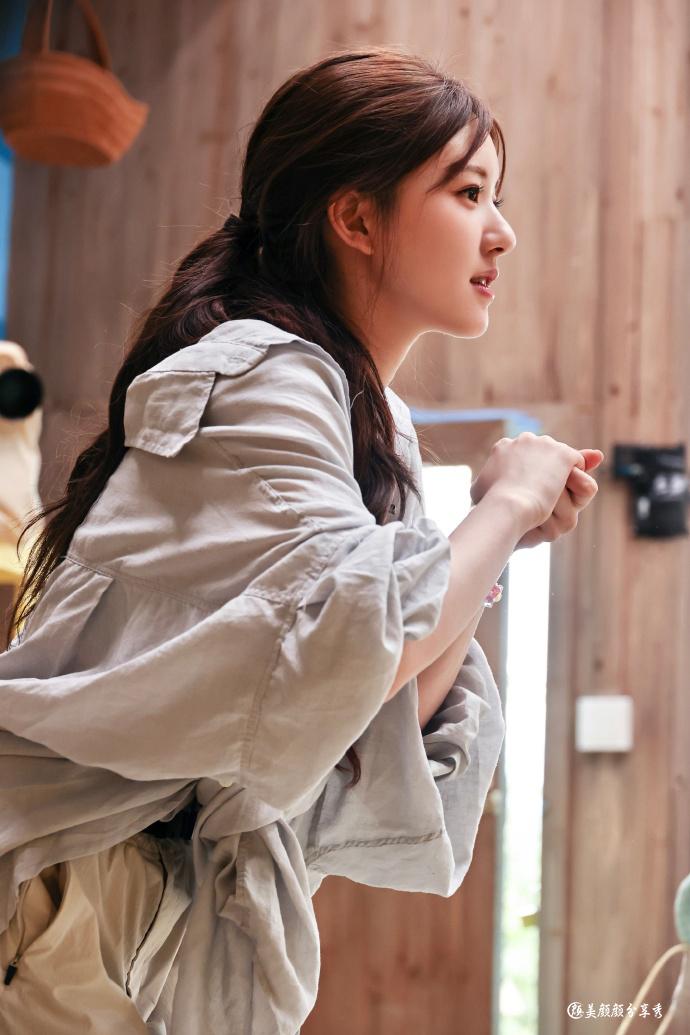 Zhao Lusi's long hair and beautiful shoulders - iMedia