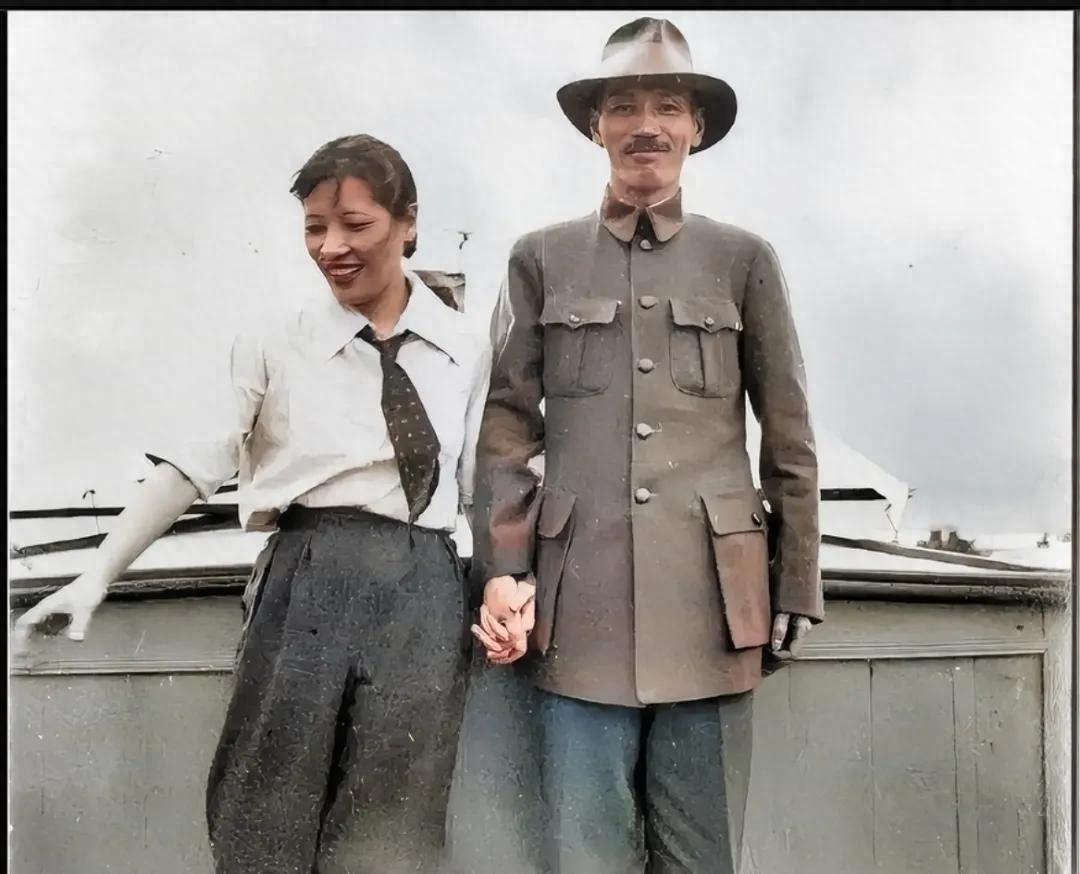 In 1927, Song Meiling, who was in love, intertwined with her lover, and ...