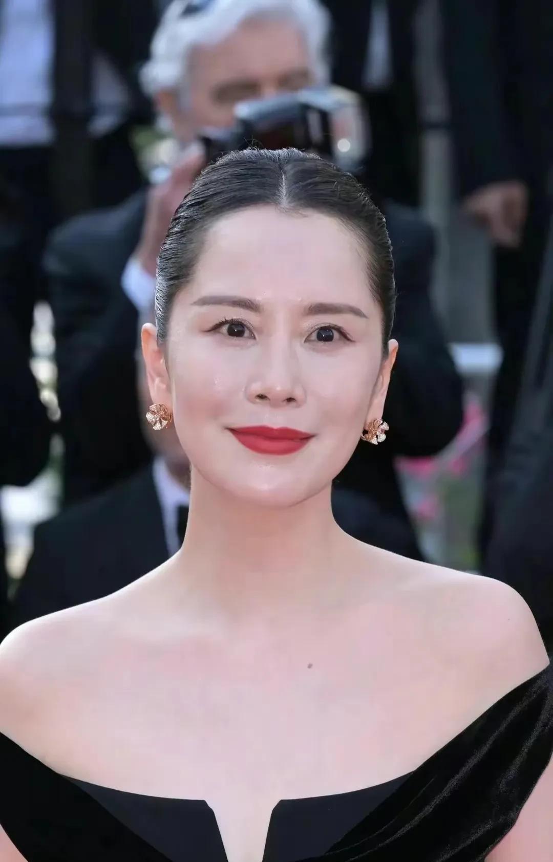 Standing together with 57-year-old Gong Li and 41-year-old Guo Jingjing ...