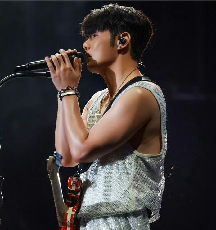 Li Ronghao interacted closely with fans, and a mosquito got into his ...