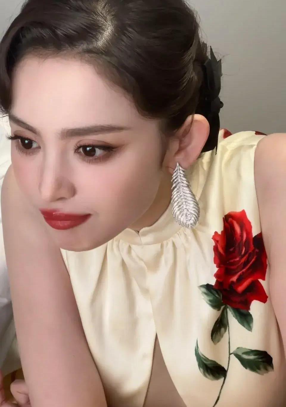 A beautiful legend of Nazha Red Rose Cheongsam looking back - iMedia