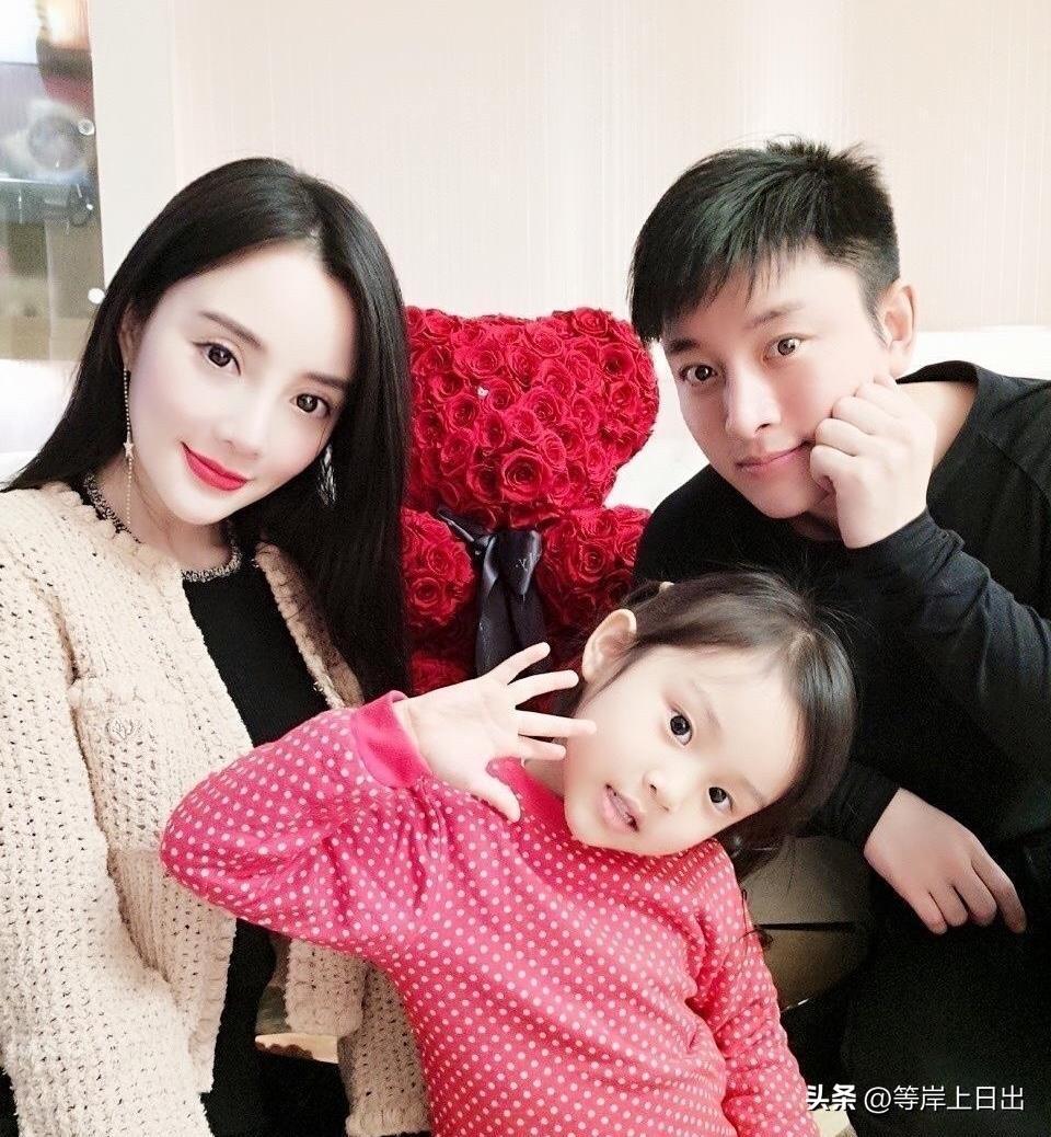 Huo Siyan and his wife met with Li Xiaolu for a party. The two sisters ...