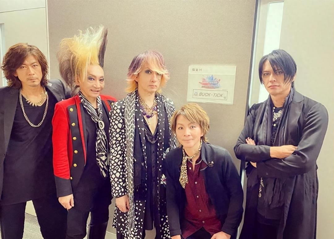 Shake the hearts of girls! The handsome Japanese visual kei lead singer ...