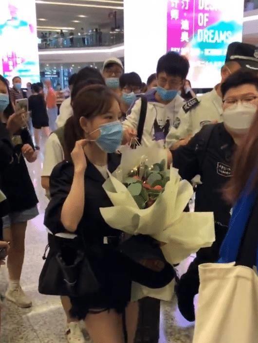 Feng Timo was picked up by a group of fans. Seeing her height among the ...