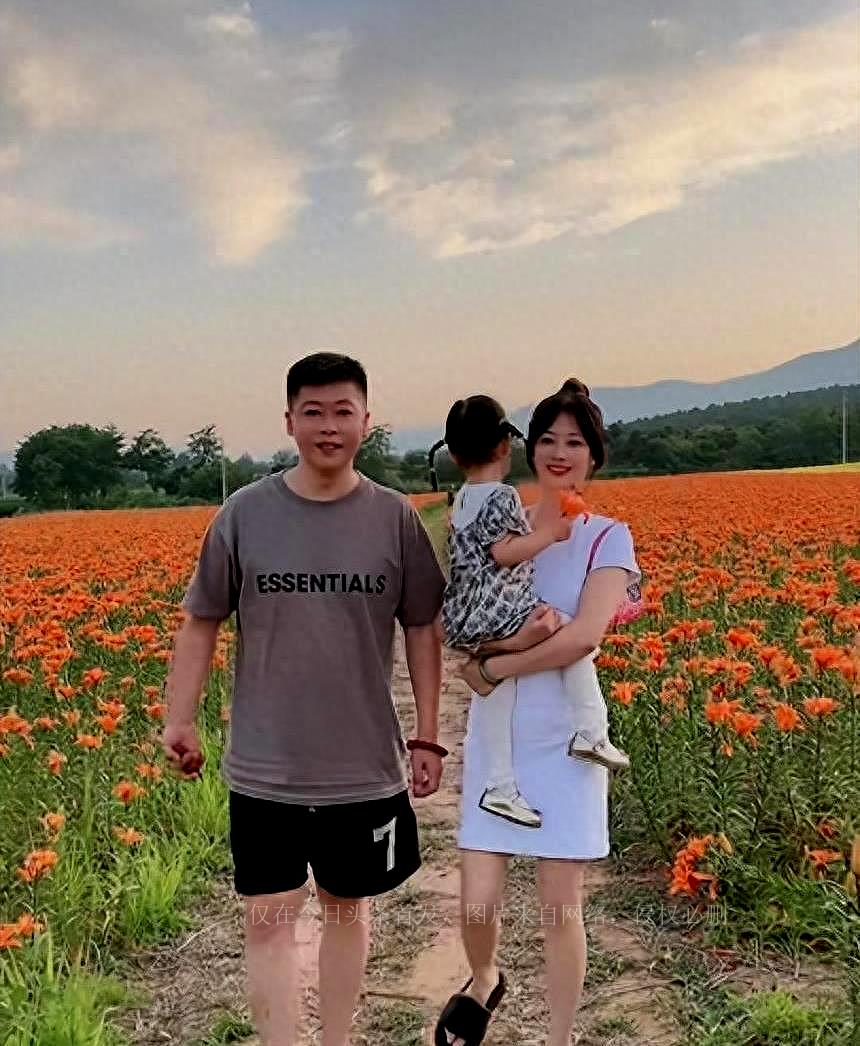 After the former comedian left Zhao Benshan, his silver hair and face ...