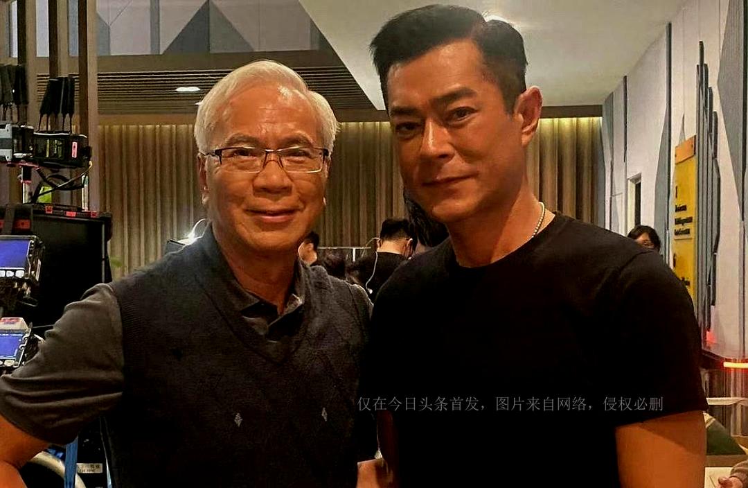 At a gathering of old drama stars, Chung Chu-hong wore black stockings ...