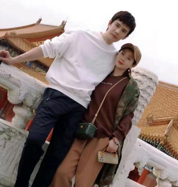 Jingchao couple recorded their first variety show together. Li Lin wore ...