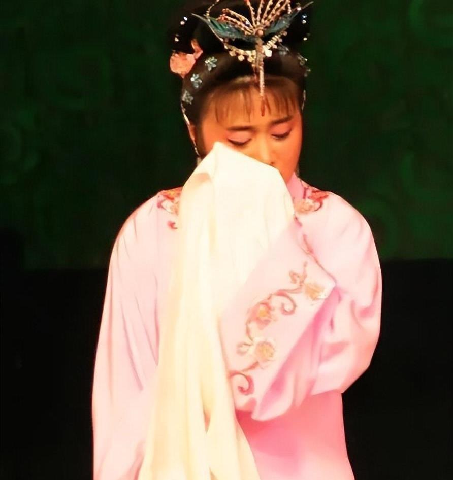 "Queen of Huangmei Opera" Wu Qiong: Marrying a husband 15 years younger ...