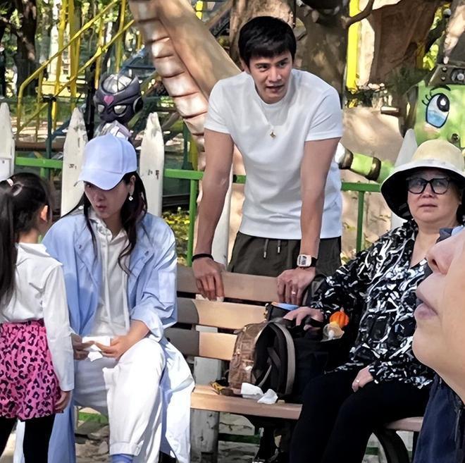 Jing Chao and his wife had a party with their friends. Little Li Lin ...