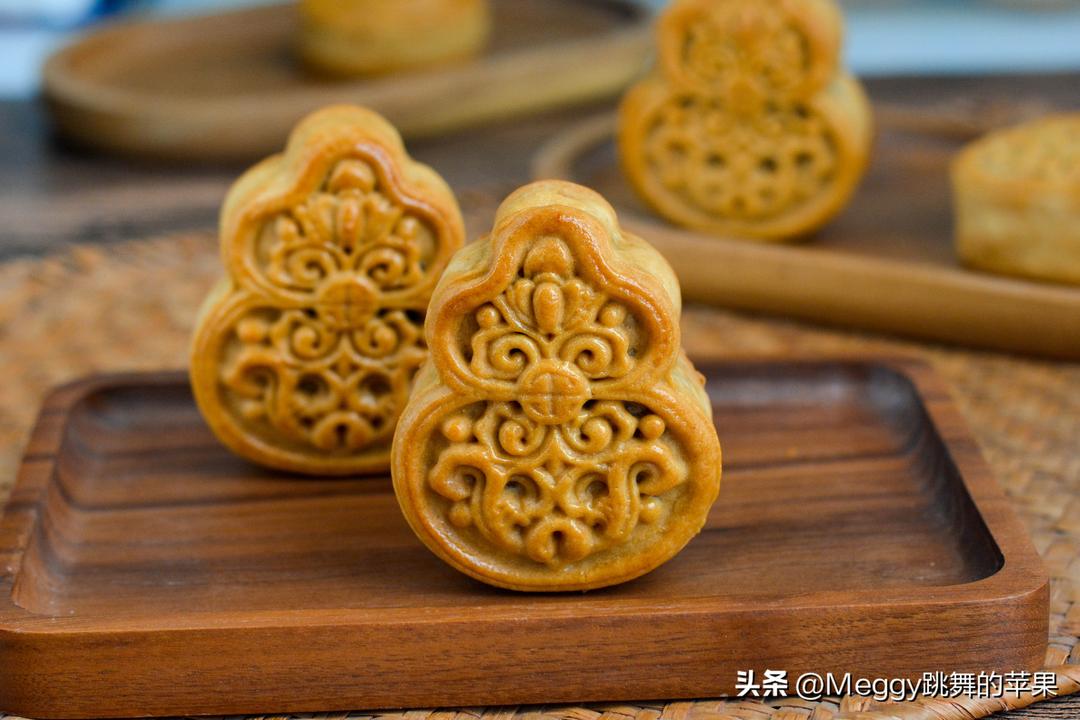 2 types of Cantonese-style mooncakes, mulberry filling and five-nut ...