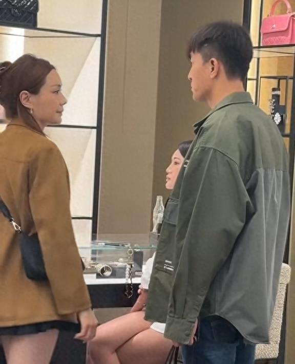 Blackface throughout! Tang Luowen went shopping in Paris, pursed her ...