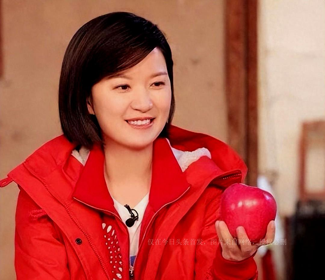 Chen Chen succeeds Chen Rong and officially becomes the first sister of Dragon TV. Wang Guan Si ...