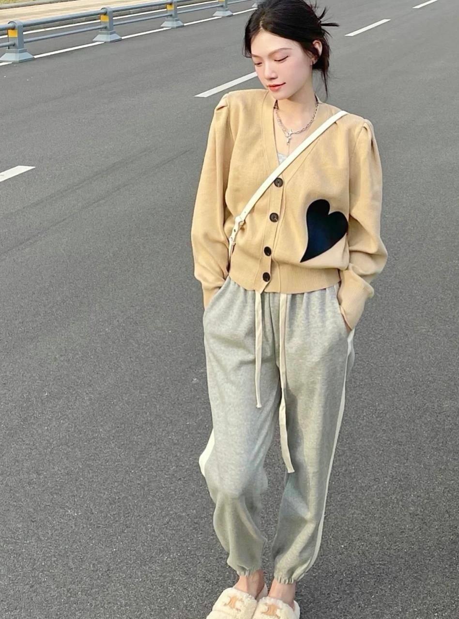 Knitted sweater competition: cardigan VS turtleneck, how to choose ...