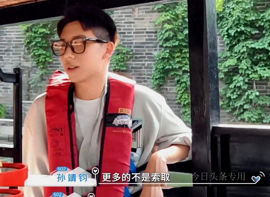 "Heartbeat Signal 6" ending: Rainie Yang knelt down to the female guest ...