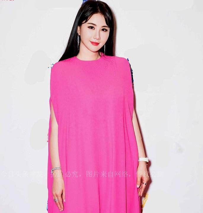 Tang Guoqiang and the 39-year-old "Jing Girl" dressed in suits at an ...