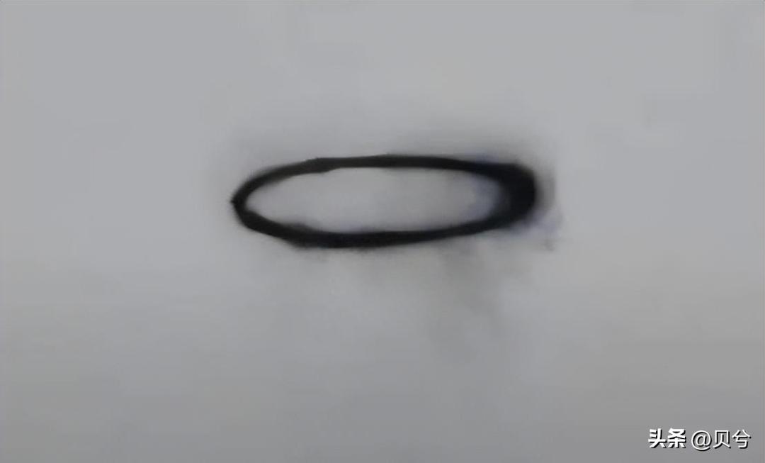With a loud noise, a mysterious black smoke ring appeared in Moscow ...