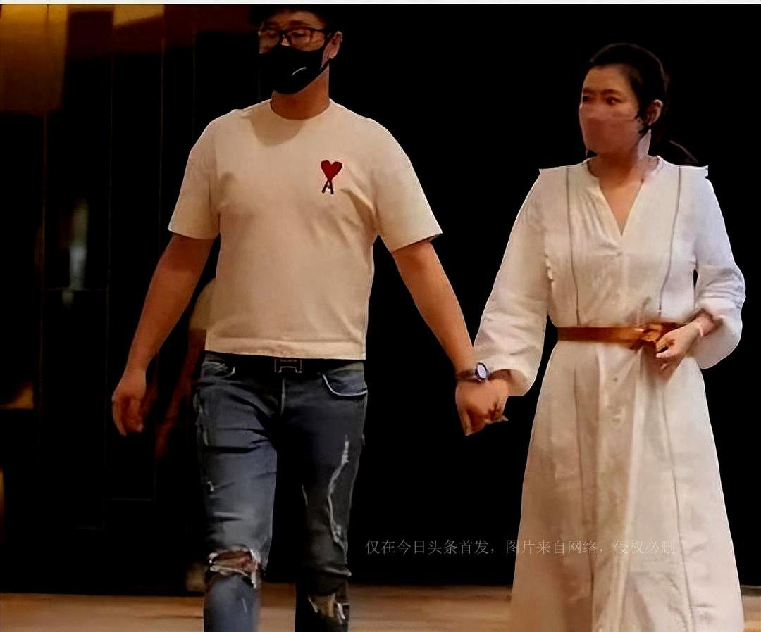 There is a kind of "plastic surgery" called Selina's divorce. Her ex-husband Zhang Chengzhong ...