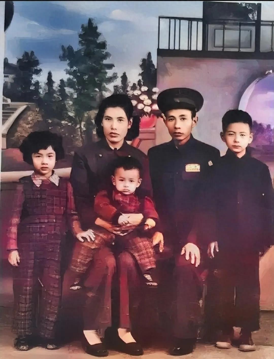 In 1954, Lin Liguo's "fiancée" Zhang Ning, a rare family portrait, very cute when she was a ...