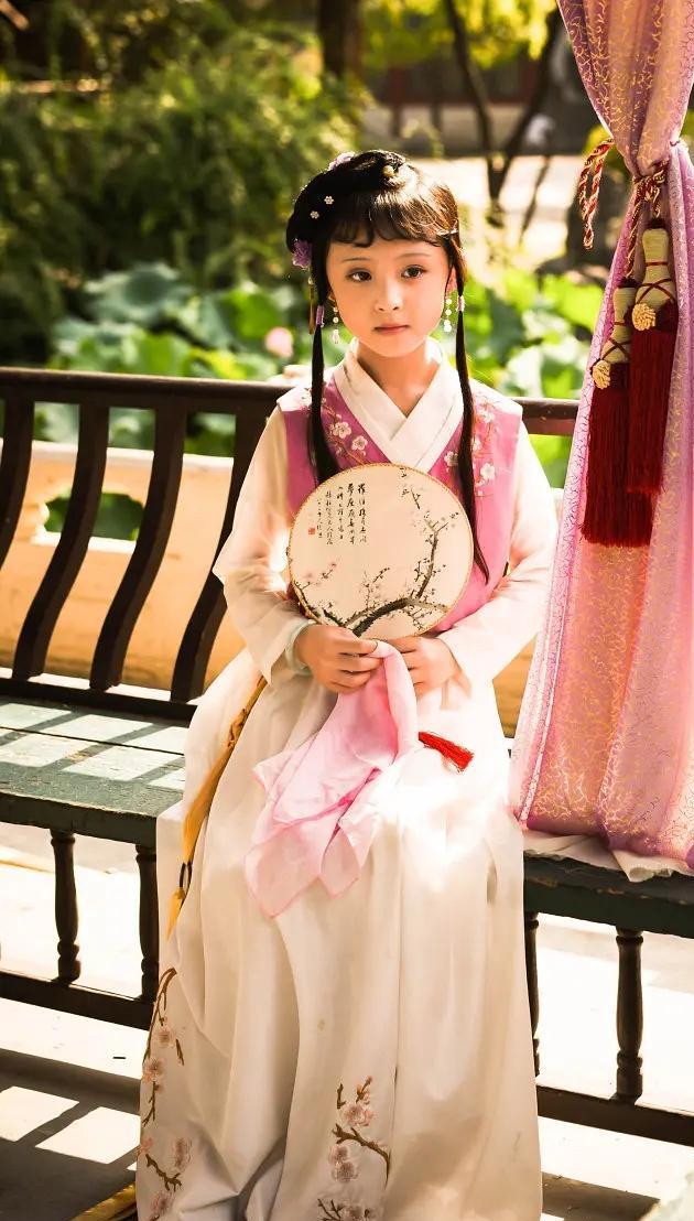 The short-form version of "A Dream of Red Mansions: Grandma Liu Enters ...