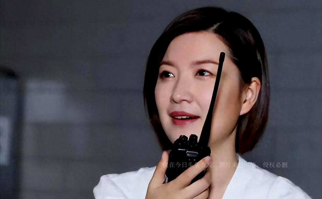 The famous host of Shanghai TV, Chen Rong, had her hosting certificate ...