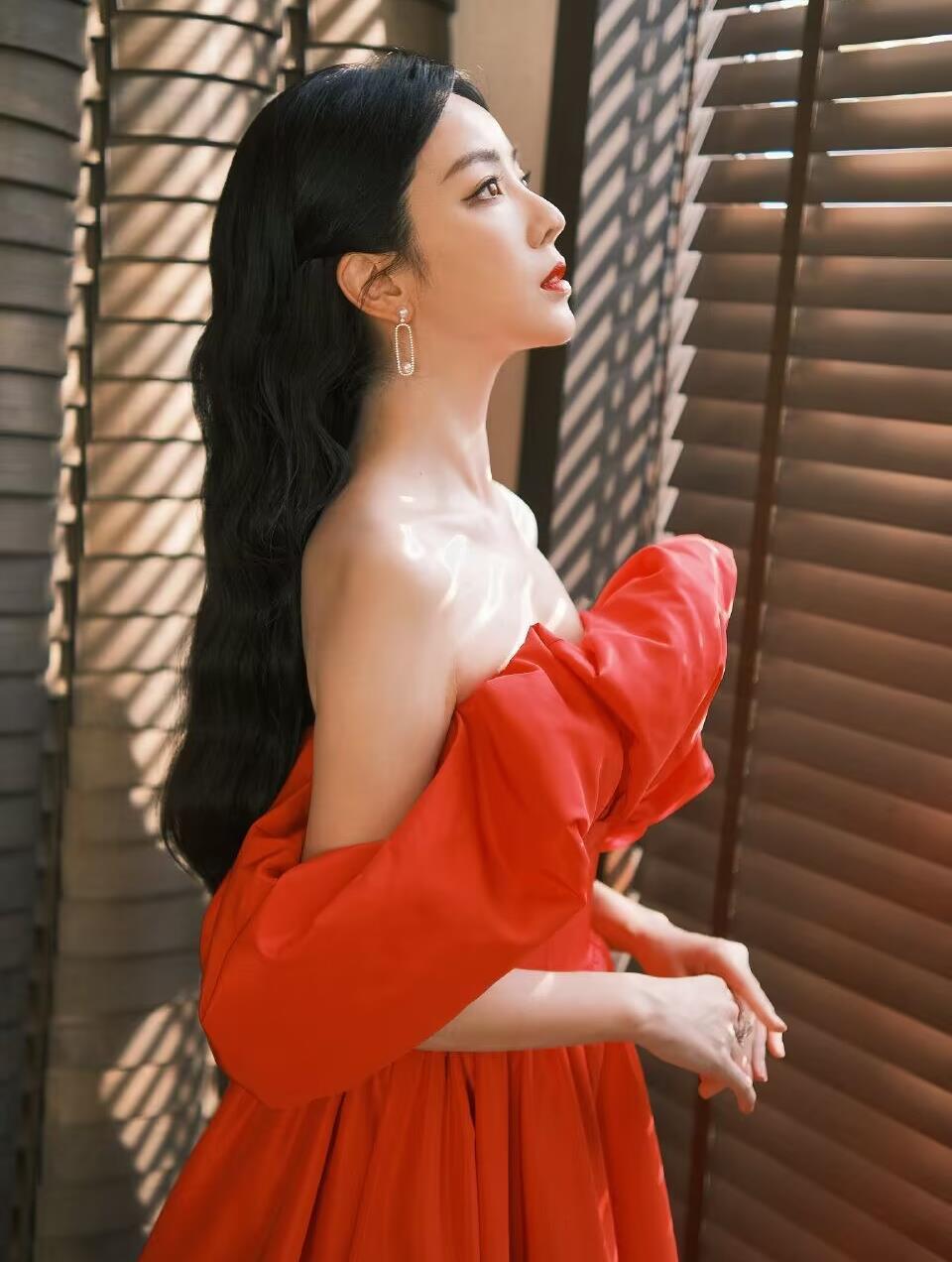 Li Sisi was praised for her professionalism when she appeared in a red ...