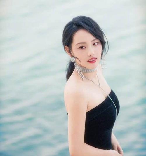 38-year-old Sinina is in a difficult situation. Her birthday poster ...