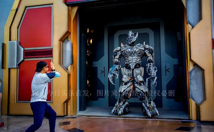 Why is Megatron at Universal Studios so talkative? "Mecha Warrior ...