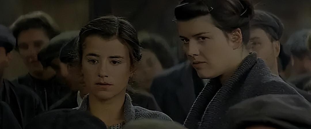 Romane Paulinger stars in her true role, and a chaotic farce is staged ...