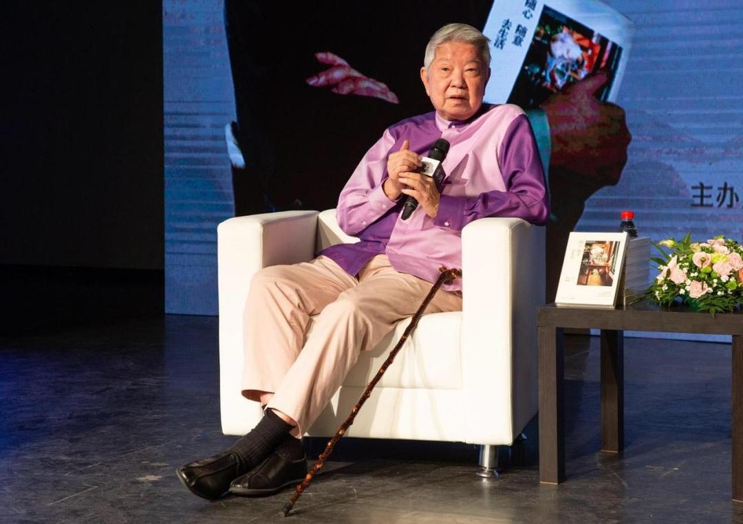 A recent photo of 82-year-old Cai Lam! Sitting in a wheelchair and ...