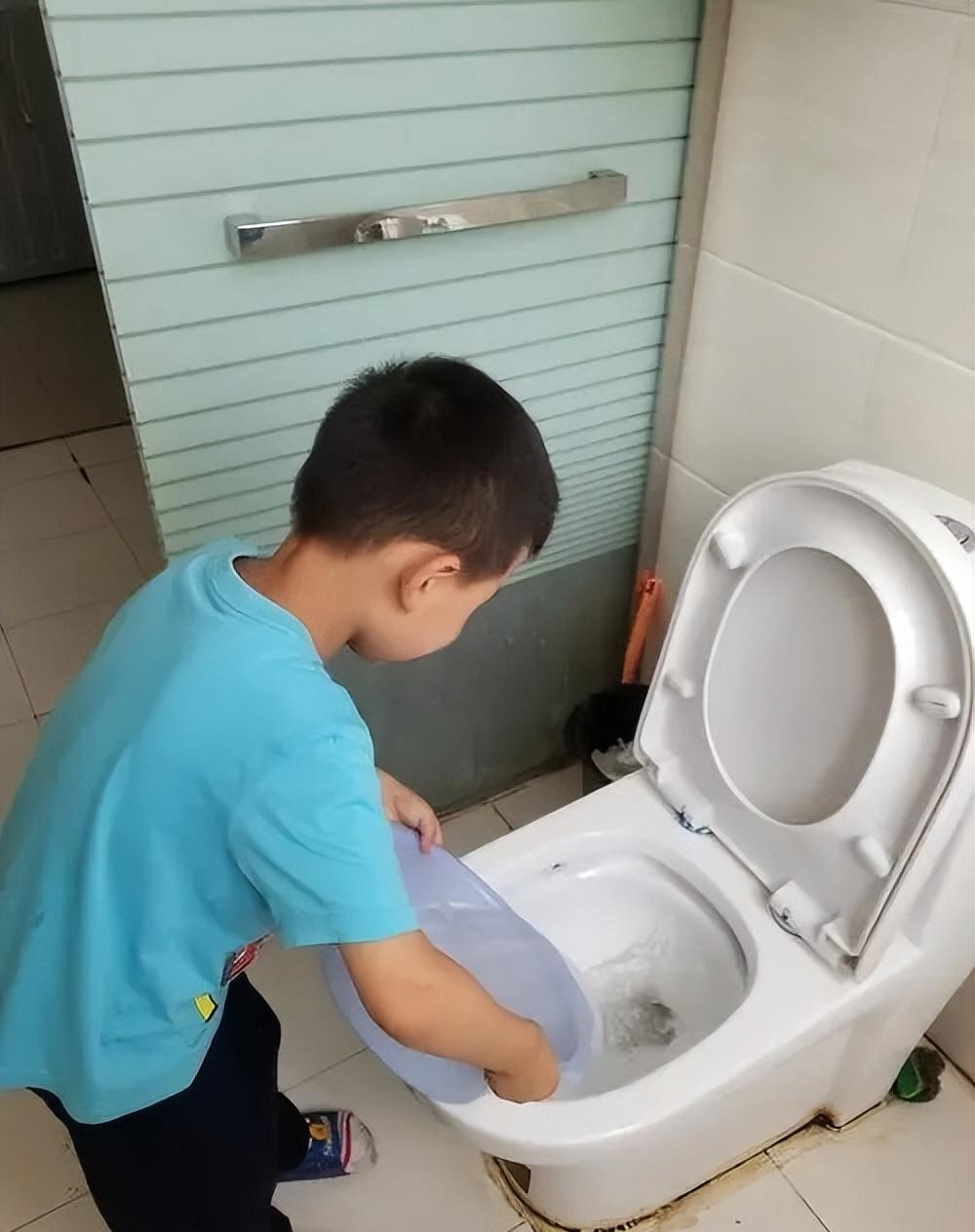 Why is it not recommended to "pour water to flush the toilet" directly ...