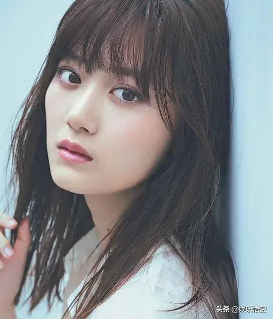 Beautiful moon under the mountain, the girl next door is so pitiful ...