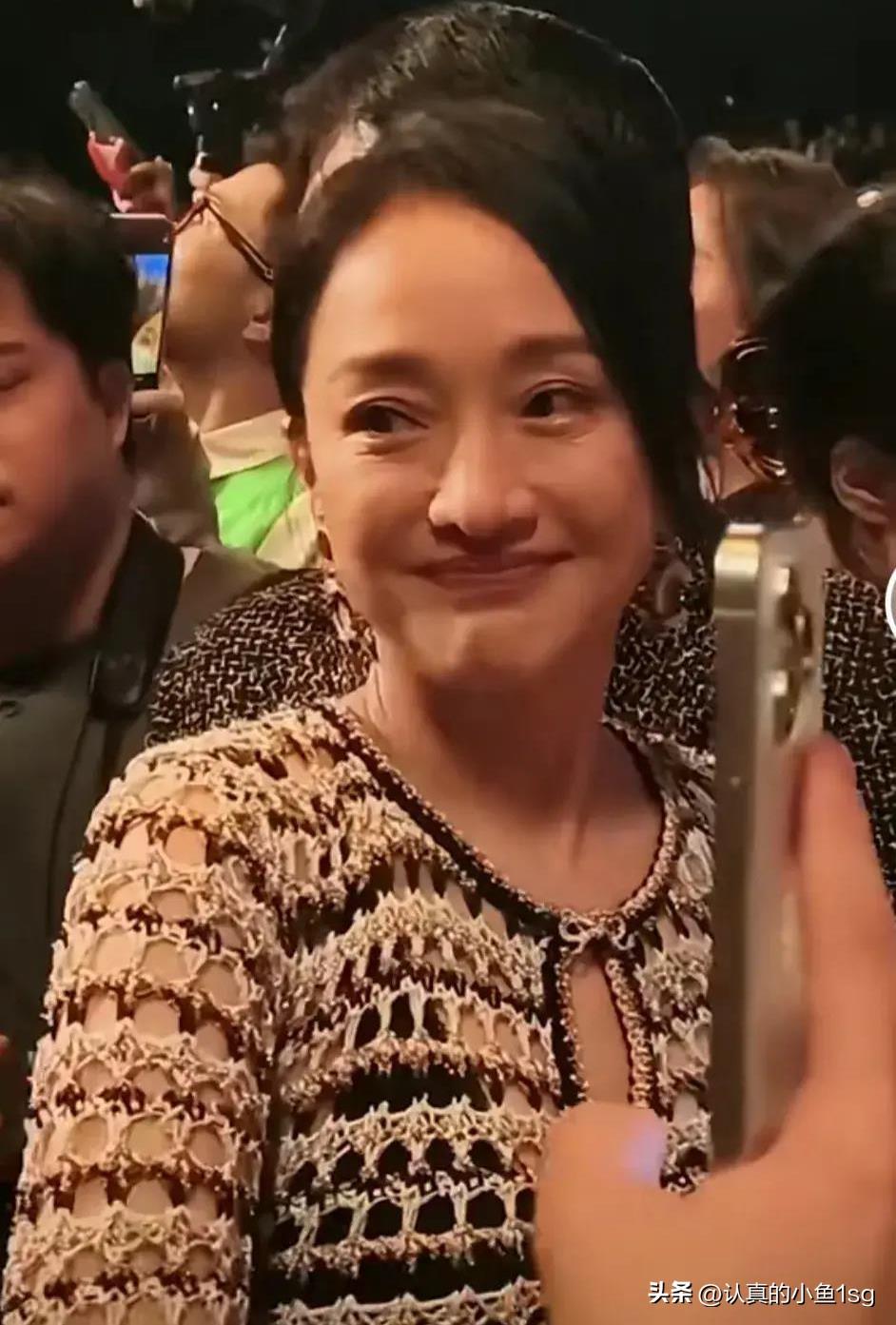 49-year-old Zhou Xun's recent exposure of her beauty-free appearance has sparked heated ...