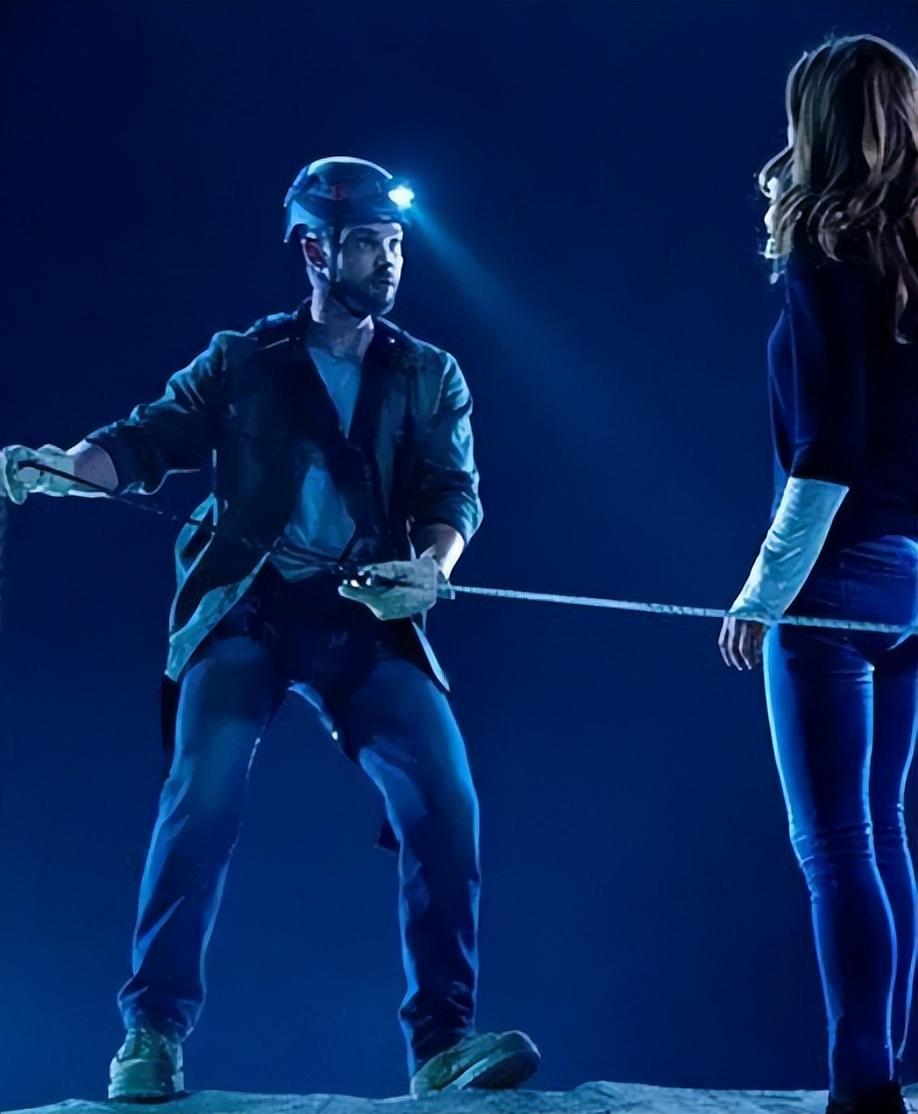 The movie "Under the Sky" uses light and shadow techniques to create ...