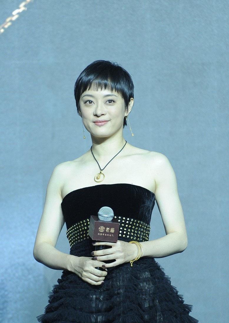 Sun Li cut her hair short above her ears and wore a black suit to ...