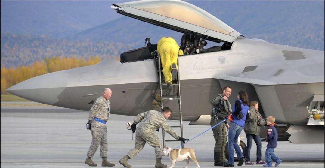 J-20 requires ground crew to manually set up a ladder: Why don't ...
