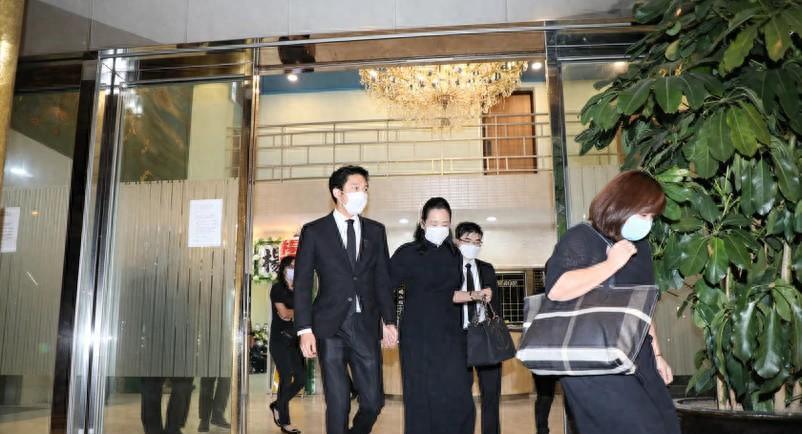 Huo Qigang and Guo Jingjing took their three children to send their ...