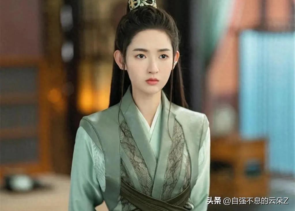 He became famous overnight by playing the role of Little Chu Qiao. He played two roles in "Tiger ...