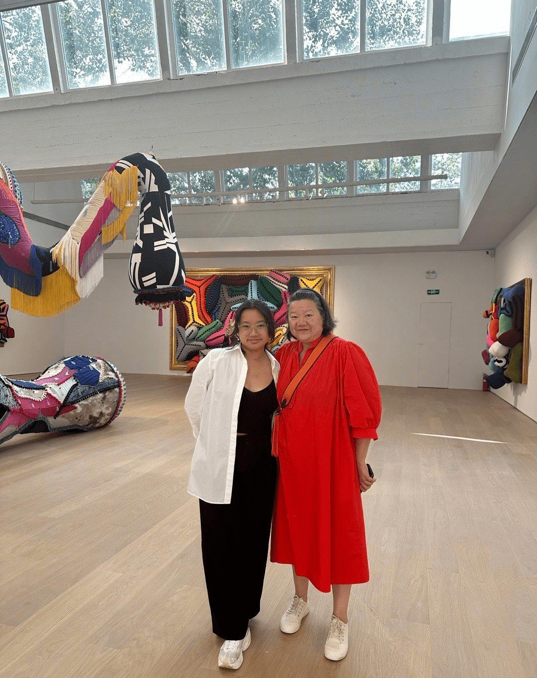 Hong Huang posted a group photo of his mother and daughter, generous ...