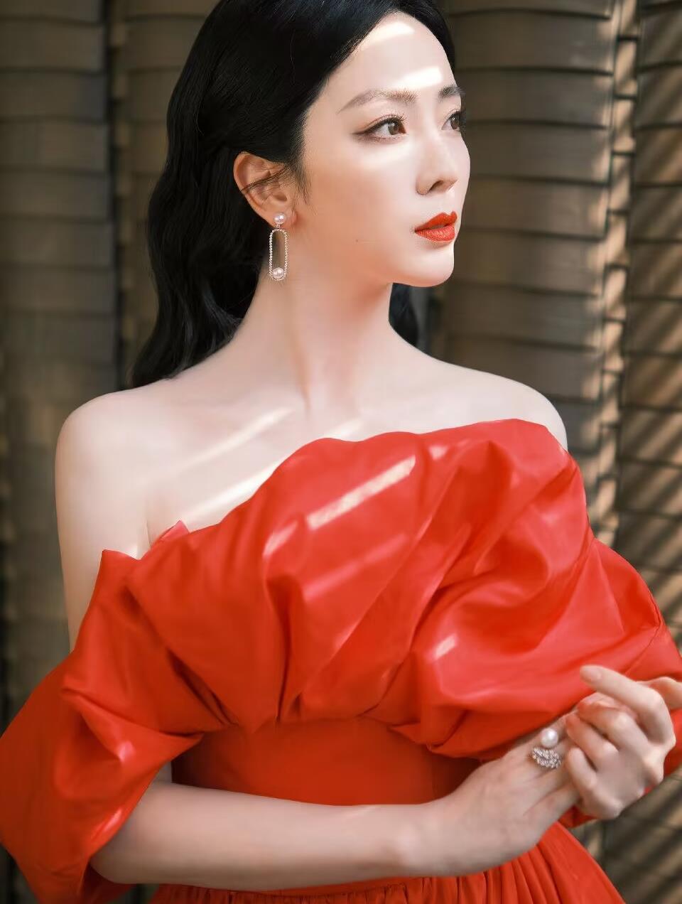 Li Sisi was praised for her professionalism when she appeared in a red ...