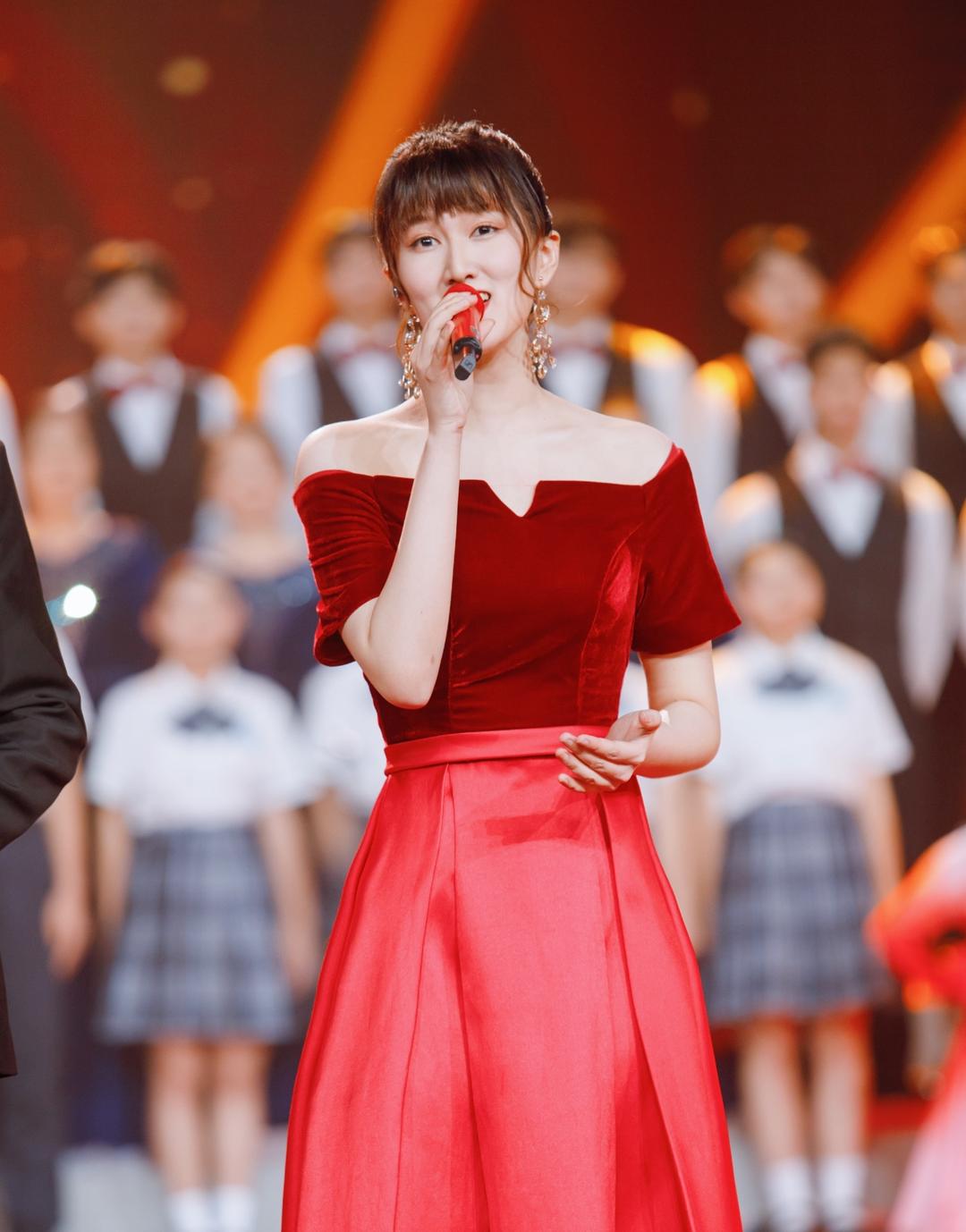 Ordinary young man Guo Youcai became popular after singing at the ...