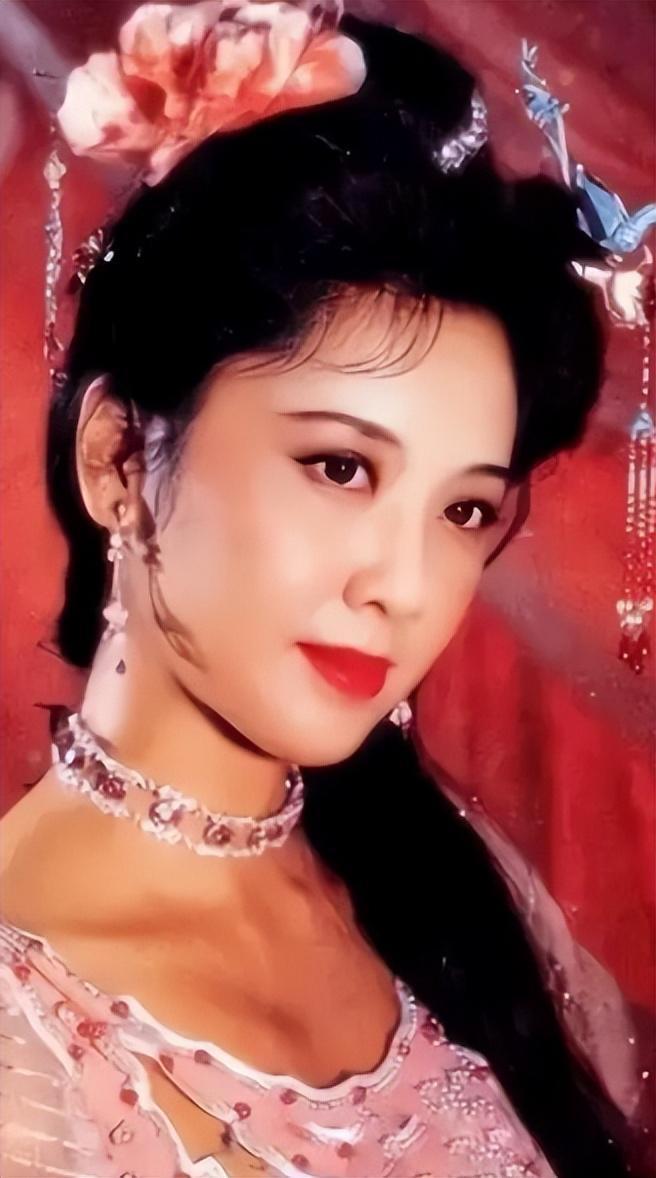 After looking at 71-year-old Zhu Lin's hairstyle and outfit, you can ...